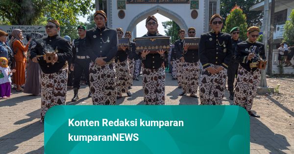 Foto: Tradisi Grebeg Sura Girikusumo di Demak | kumparan.com Foto: Tradisi Grebeg Sura Girikusumo di Demak | kumparan.com